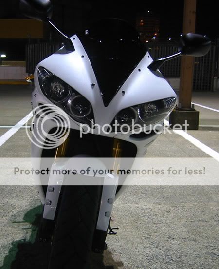 First pics: 06 R1 white and gold | Yamaha R1 Forum: YZF-R1 Forums