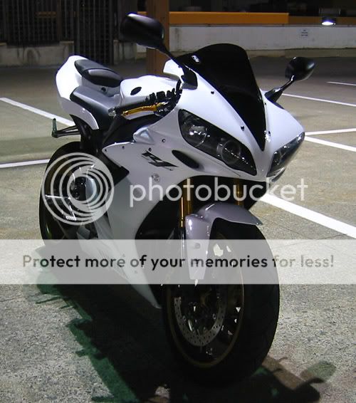 First pics: 06 R1 white and gold | Yamaha R1 Forum: YZF-R1 Forums